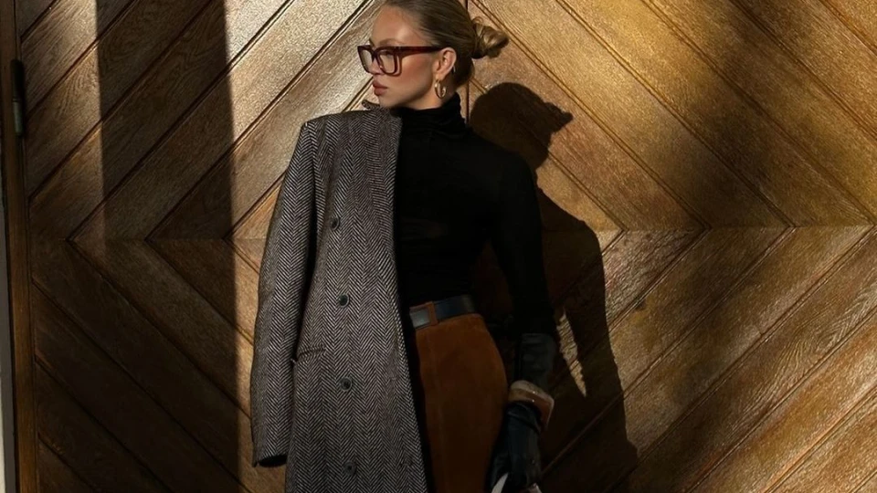 Стильний та небанальний спосіб носити трендову замшу взимку 2024-2025 років